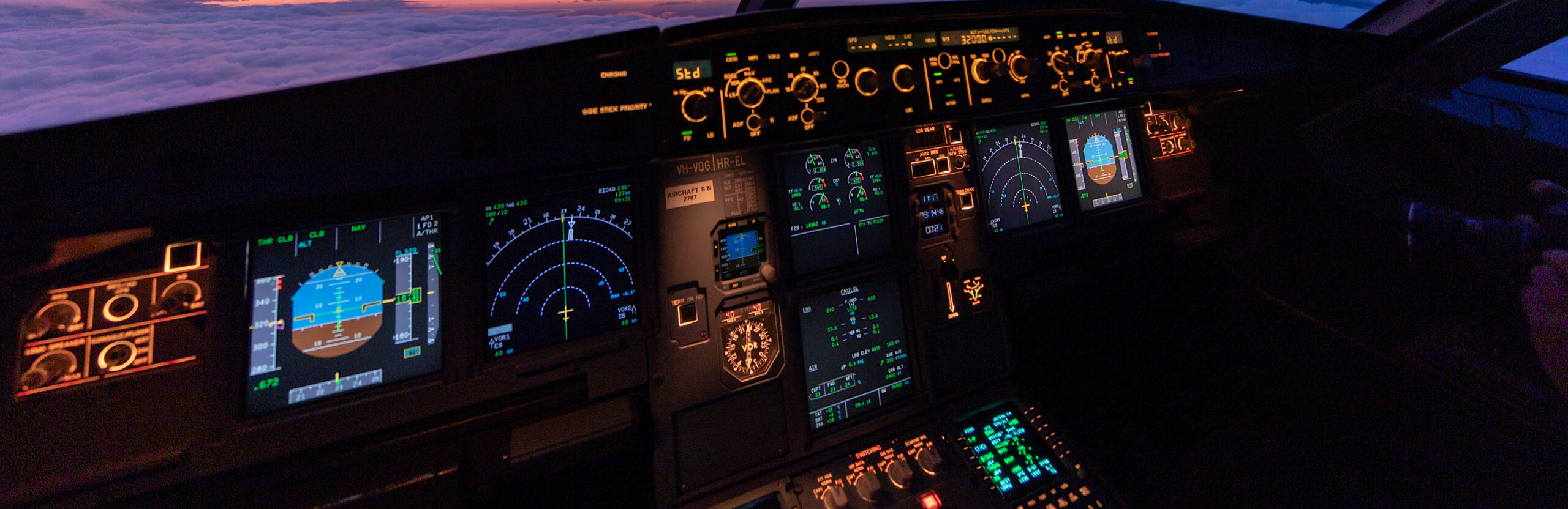 Sunset in the flightdeck of the Airbus A320 - SNPL